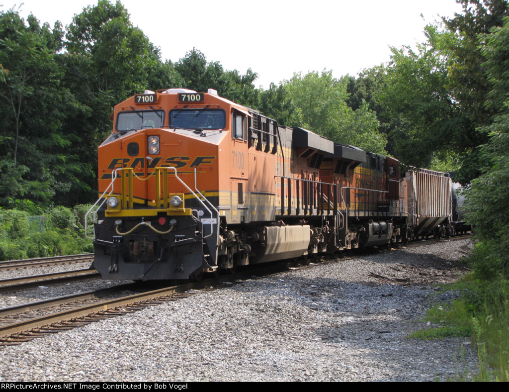 BNSF 7100 and 7288